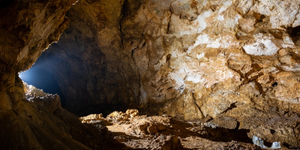 Men stay in a cave for one week – level 2 - News in Levels